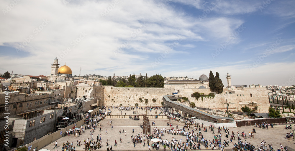 Israel, Jerusalem, Wailing Wall with the gilded dome of the rock on the ...