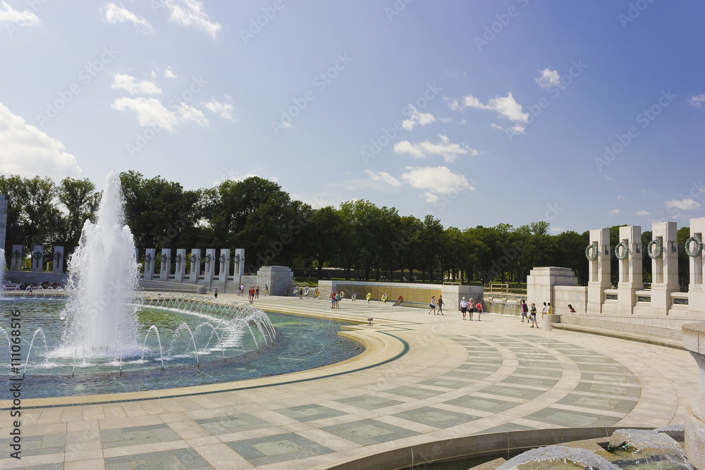 The National World War II Memorial plaza & Rainbow Pool, National Mall ...