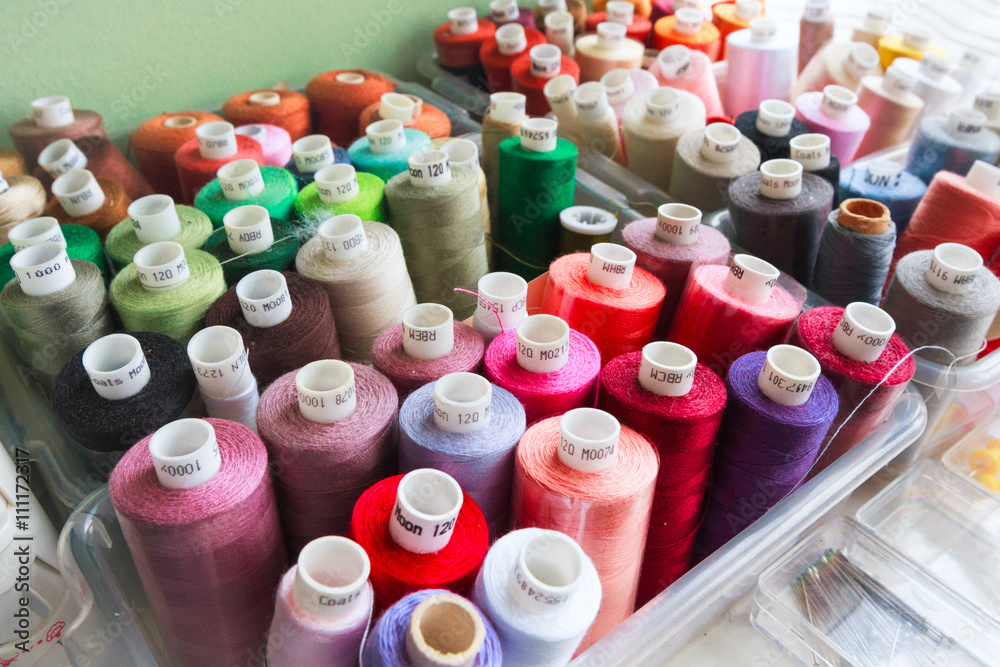 Foto Stock Rocchetti di filo colorati | Adobe Stock