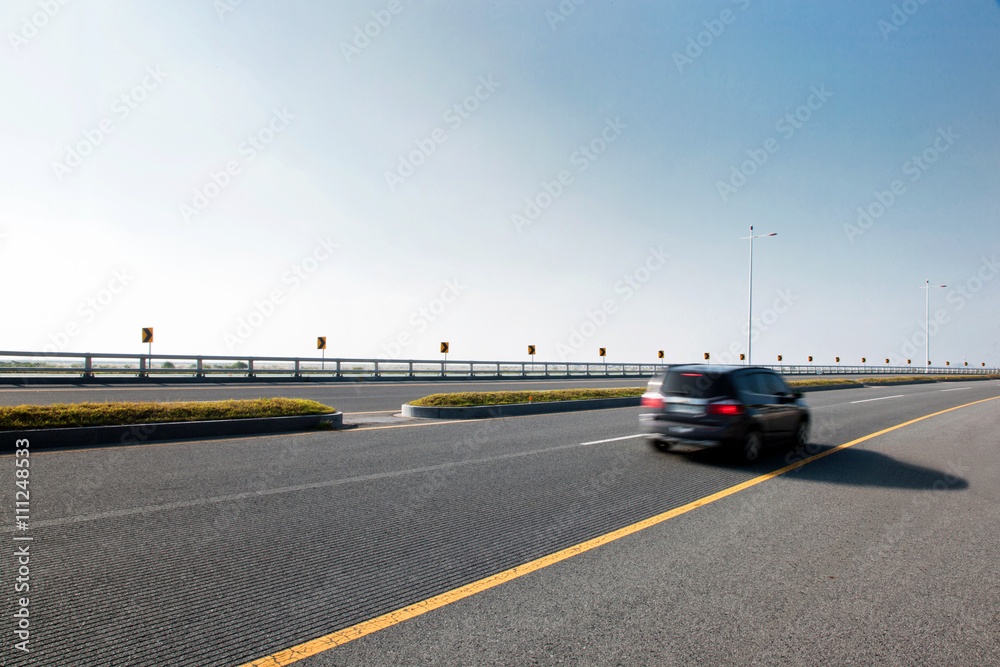 고속도로를 달리는 자동차 Stock 사진 | Adobe Stock