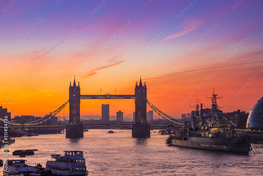 Poster London, England - Tower Bridge and HMS Belfast cruiser at sunrise – Wall Art | UkPosters