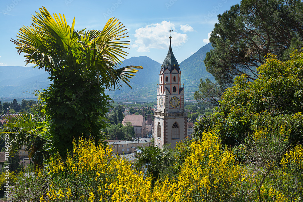 Blick auf Meran und die Stadtpfarrkirche Stock-Foto | Adobe Stock