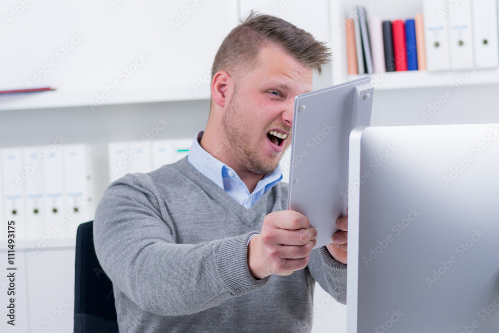 aggressiver mitarbeiter im büro foto de Stock | Adobe Stock