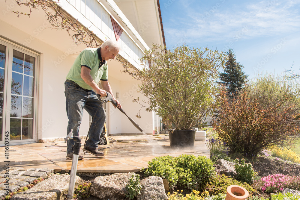 Terrasse säubern mit dem Hochdruckreiniger Stock Photo | Adobe Stock