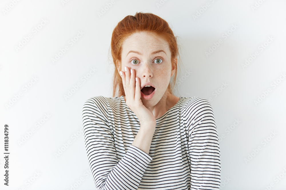 Fotografia do Stock: Young redhead woman with surprised expression ...