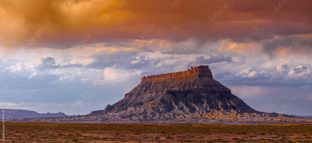 Factory Butte, Utah wall mural wallpaper | Muraledesign.com
