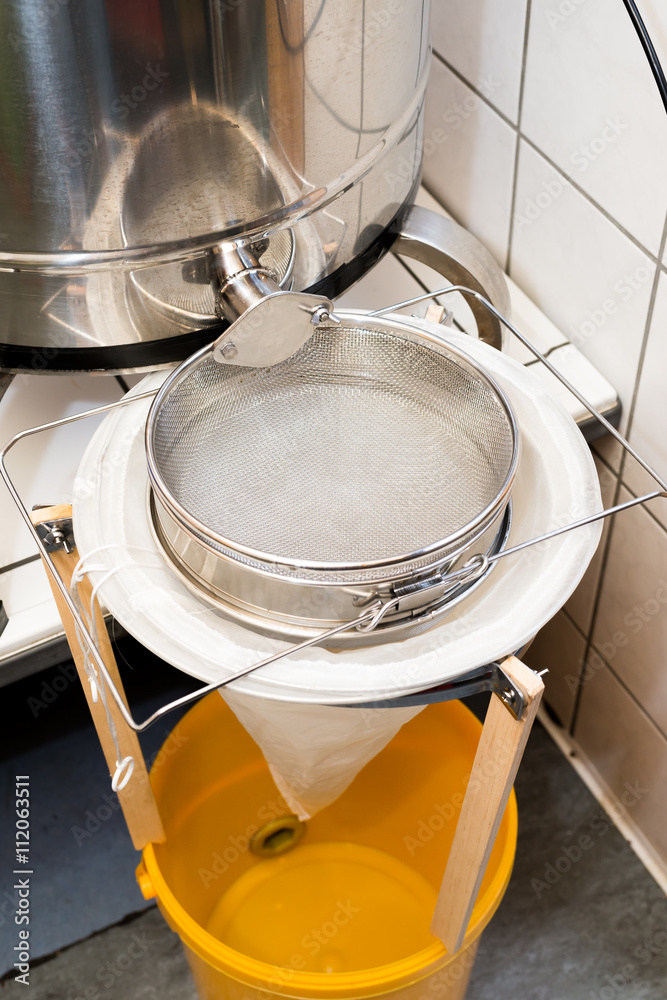 Aufbau der Sieb und Filteranlage über dem Honigeimer bevor der Honig ...