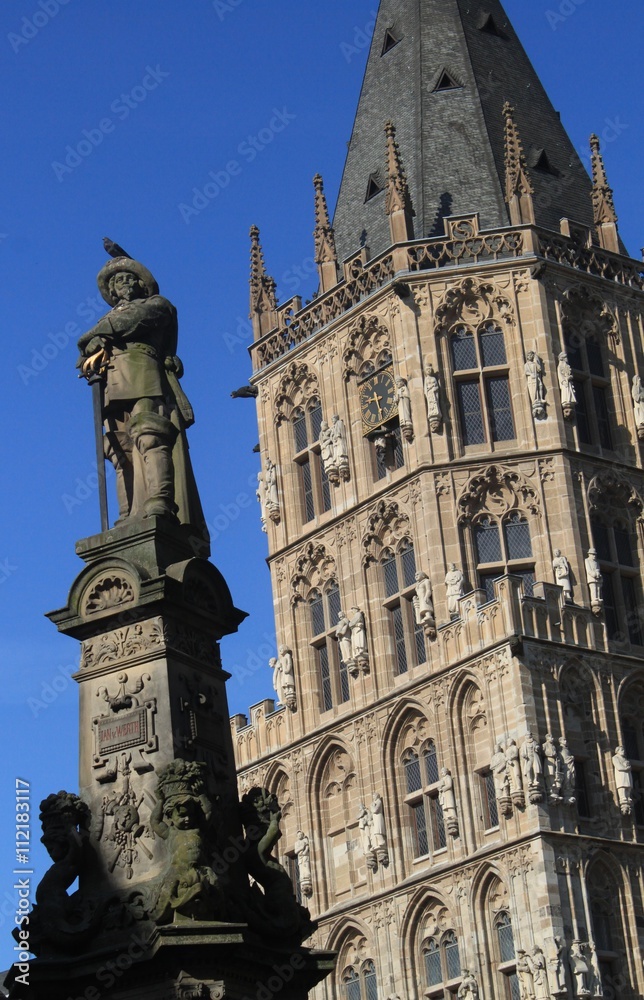 Kölner Wahrzeichen / Jan van Werth auf dem Alter Markt vor dem Ratsturm ...