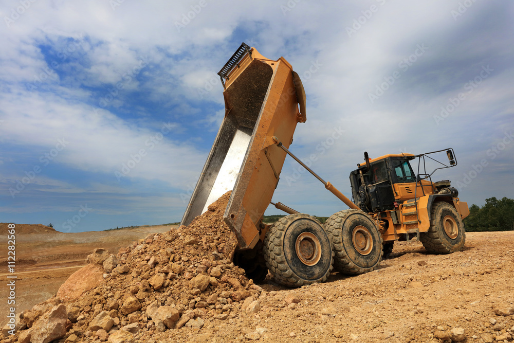 engin de chantier, dumper, bulldozer en action Stock Photo | Adobe Stock