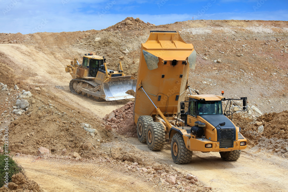 engin de chantier, dumper, bulldozer en action Stock Photo | Adobe Stock