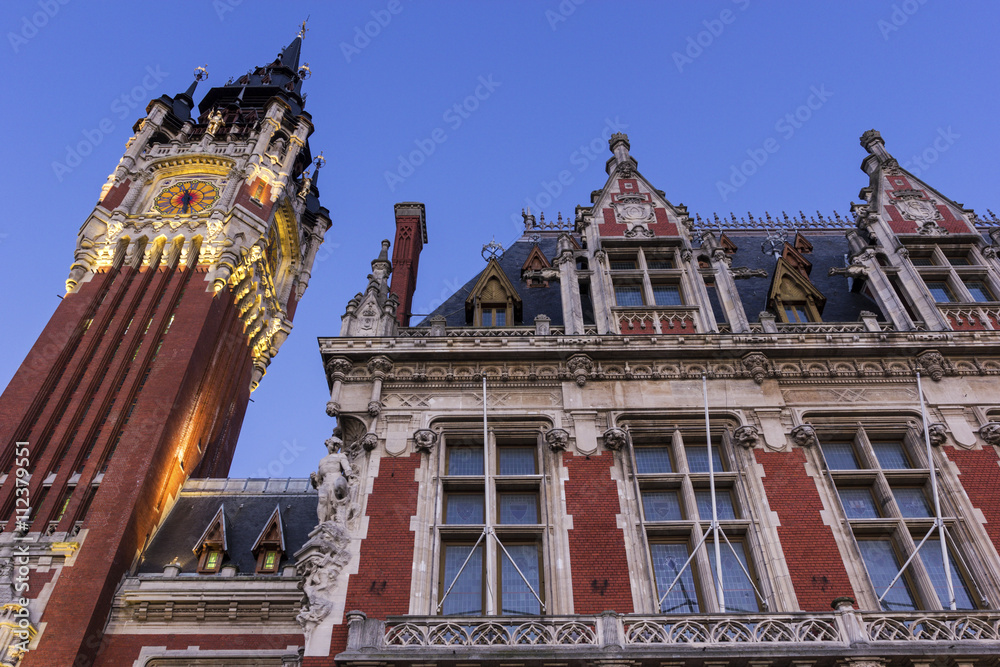 Town hall (Hotel de Ville) at Place du Soldat Inconnu in Calais Stock ...