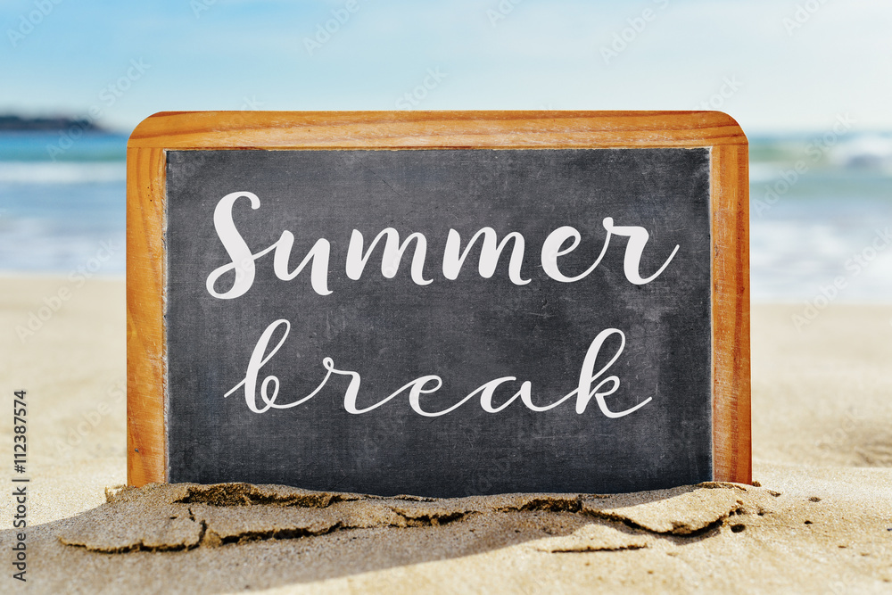 text summer break in a chalkboard, on the sand of a beach Stock-Foto ...