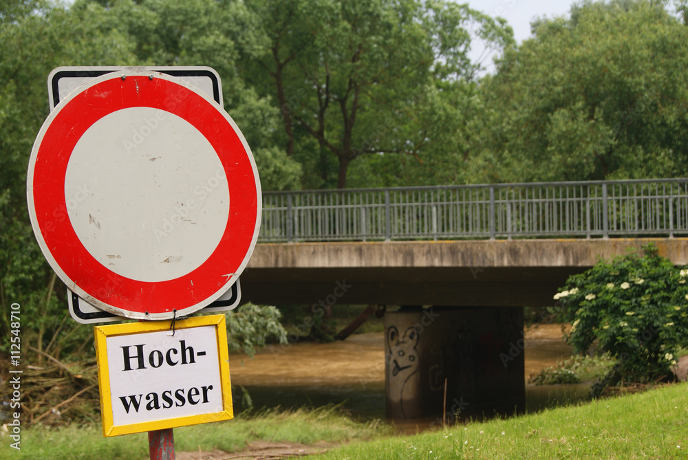 Hochwasser - Absperrschild Stock-Foto | Adobe Stock