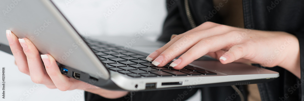 frau surft im internet mit dem notebook Stock-Foto | Adobe Stock frau surft im internet mit dem notebook Stock-Foto | Adobe Stock