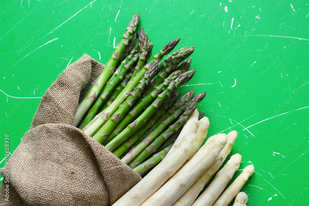 Spargelzeit - grüner und weißer Spargel, marktfrisch im Jutebeutel ...