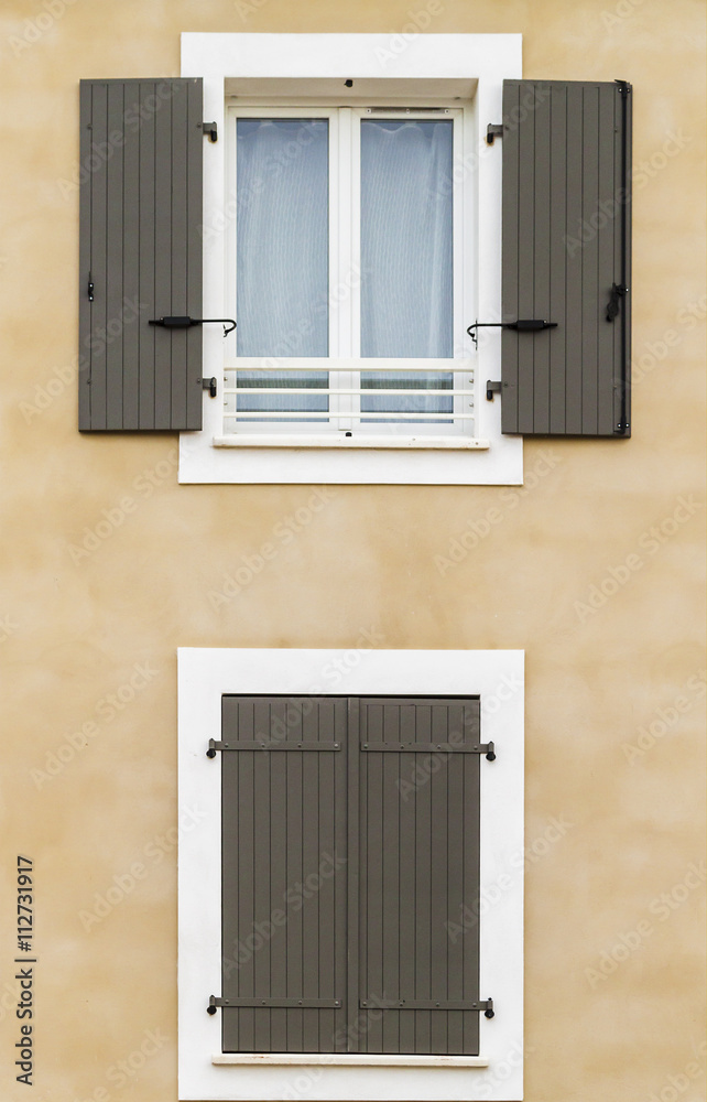 façade avec modèle de volet ouvert et volet fermé Stock Photo | Adobe Stock