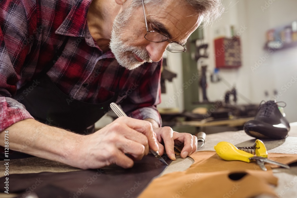 Fotografia do Stock: Cobbler working in workshop | Adobe Stock
