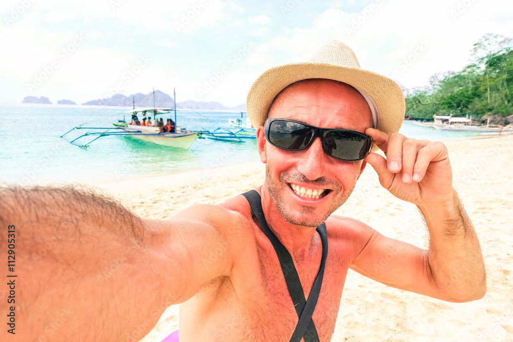 Travel man taking selfie on tropical beach at Palawan in Philippines ...