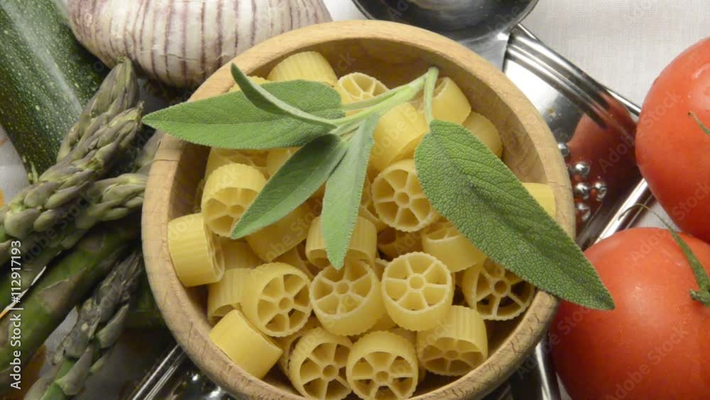 Ruote Cook eight minutes List of pasta Stock ビデオ | Adobe Stock