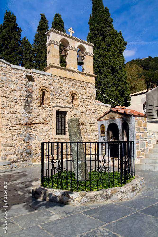 Foto de courtyard of the ancient monastery of Kera Kardiotissa. Crete ...