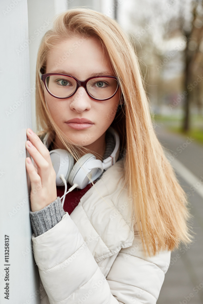 Junge Blonde Frau Schaut Ernst Stock Photo Adobe Stock junge-blonde-frau-schaut-ernst-stock-photo-adobe-stock