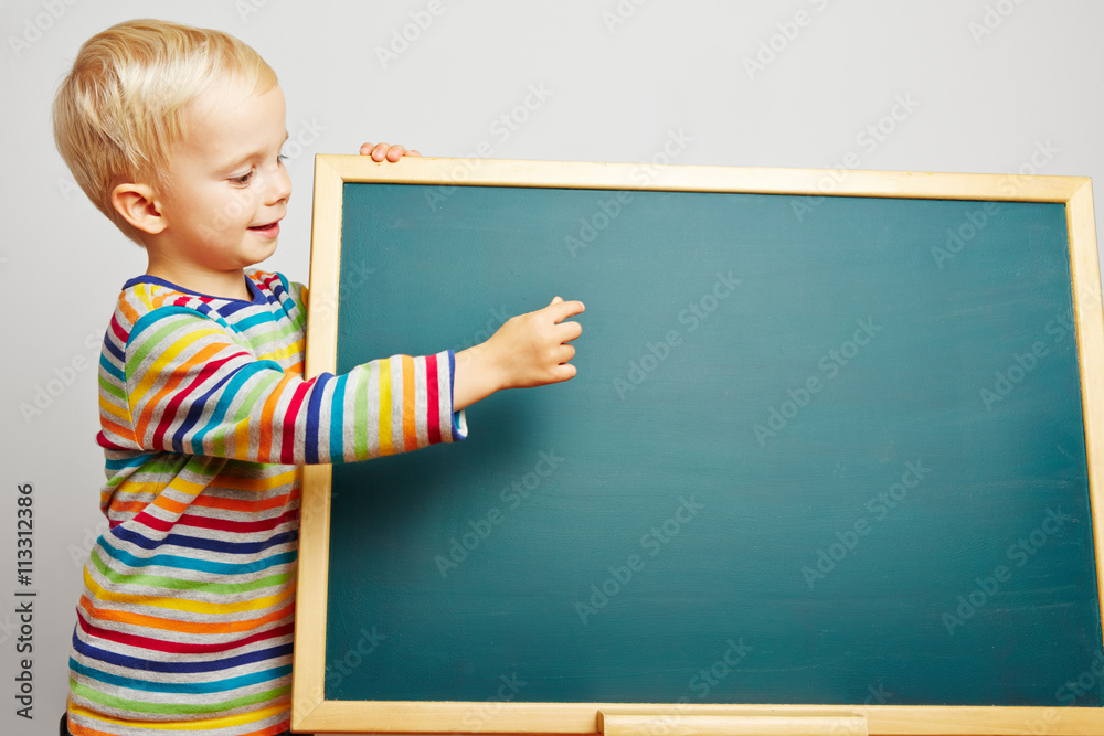 Kind zeigt mit Hand auf Tafel Stock Photo | Adobe Stock