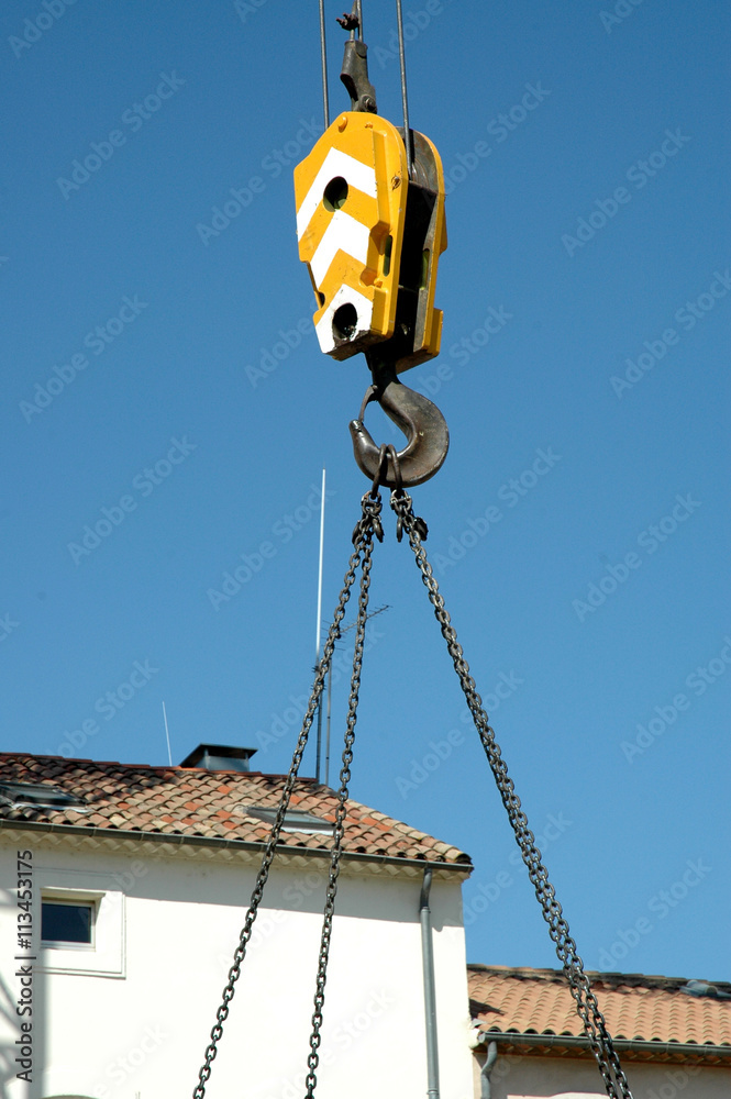 Chantier : le palan d'une grue soulève une poutre en béton Stock Photo ...