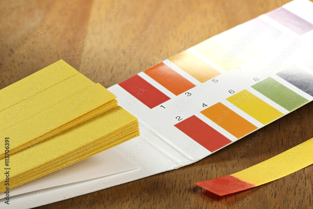 pH Wert Teststreifen mit roter Verfärbung Stock Photo | Adobe Stock