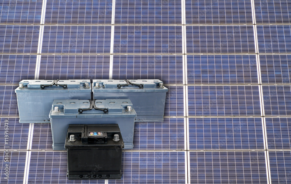 Batteriespeicher, Energiespeicher und Solarkollektoren Stock-Foto ...