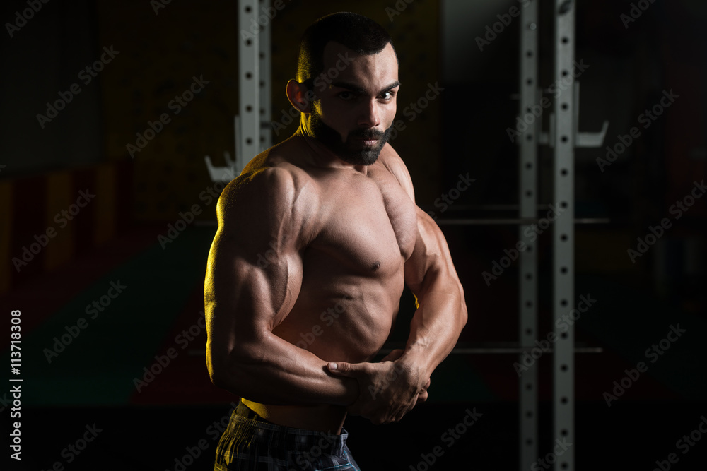 Foto de Bodybuilder Performing Side Chest Pose do Stock | Adobe Stock