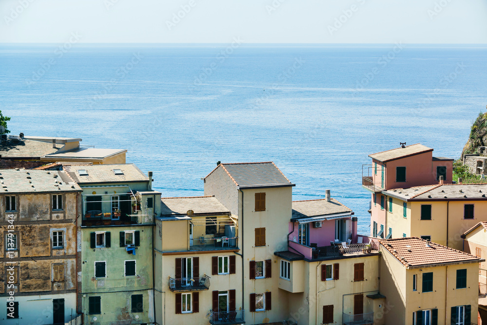 building near sea in Italy foto de Stock | Adobe Stock