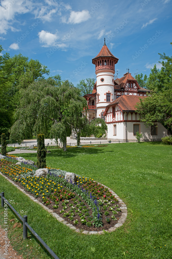 Kurpark Herrsching mit historischem Schloss und Blumenbeet Stock Photo ...