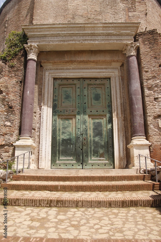 Porte monumentale d'un temple à Rome, Italie Stock Photo | Adobe Stock