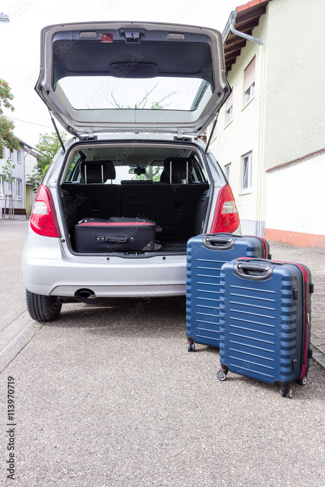 Auto mit Koffer überladen oder beladen Stock-Foto | Adobe Stock