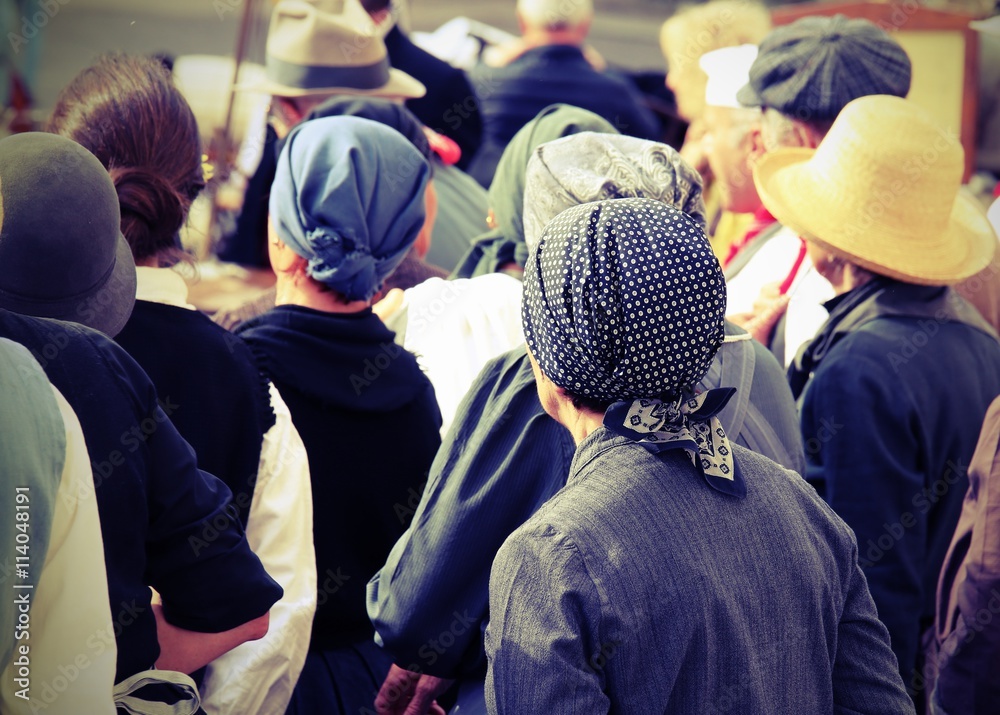 people with old crowd late nineteenth century dresses waiting fo Stock ...