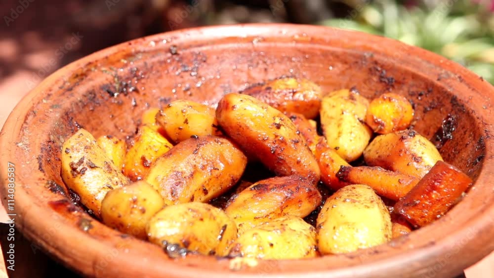 Patatas cocinadas en cacharro de barro al carbón Stock Video | Adobe Stock