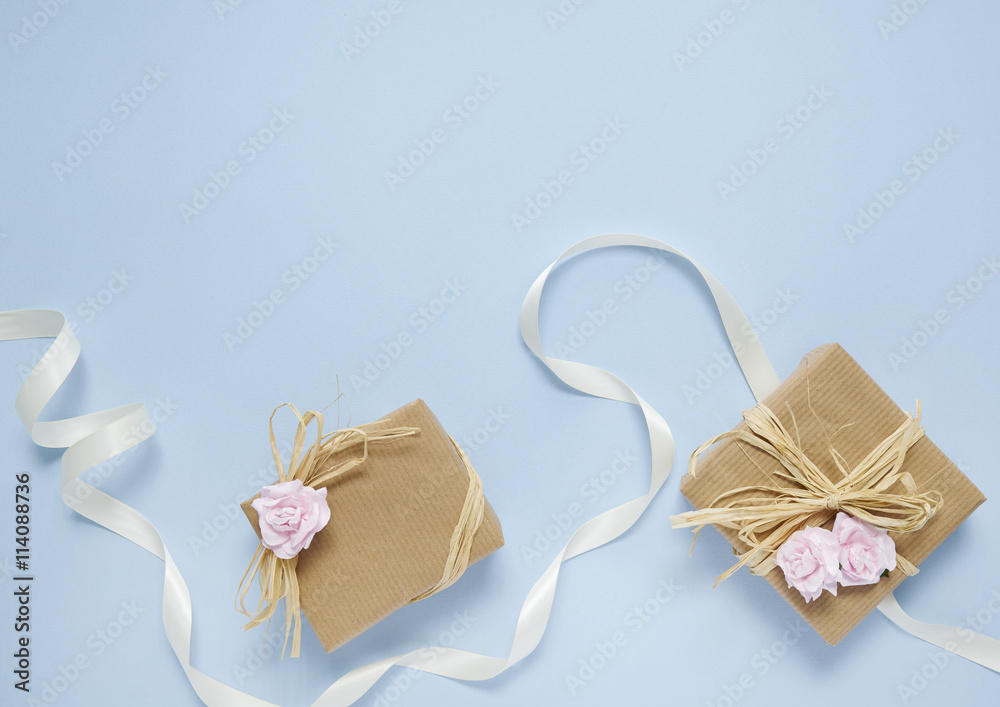Gift wrap - Presents wrapped in brown parcel paper with raffia bows and ...