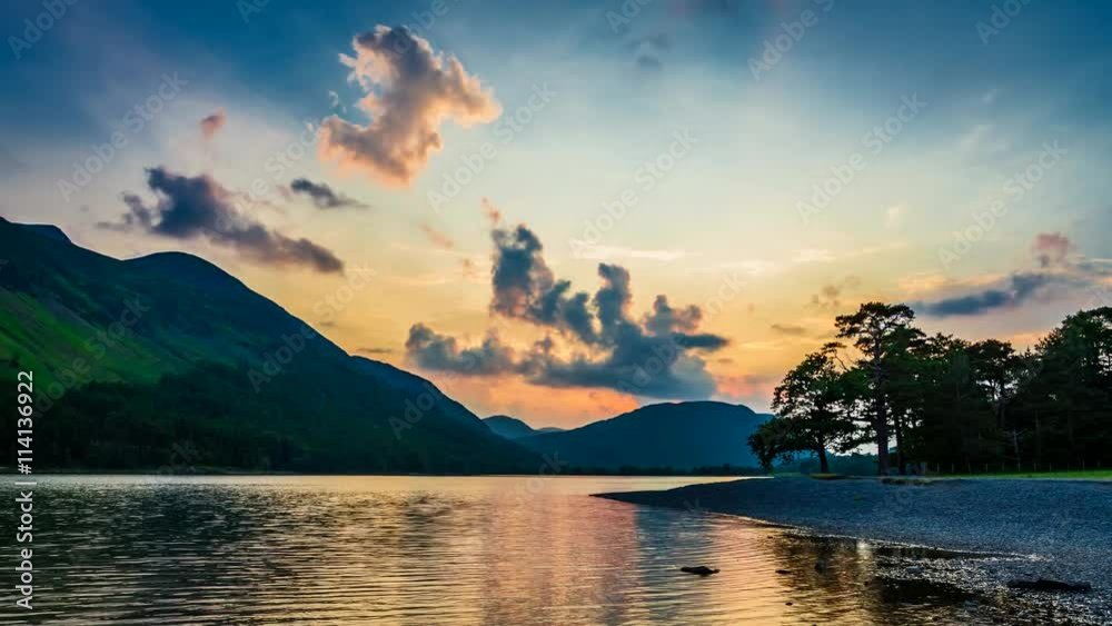 Beautiful sunset over the lake and mountains in the Lake District in ...