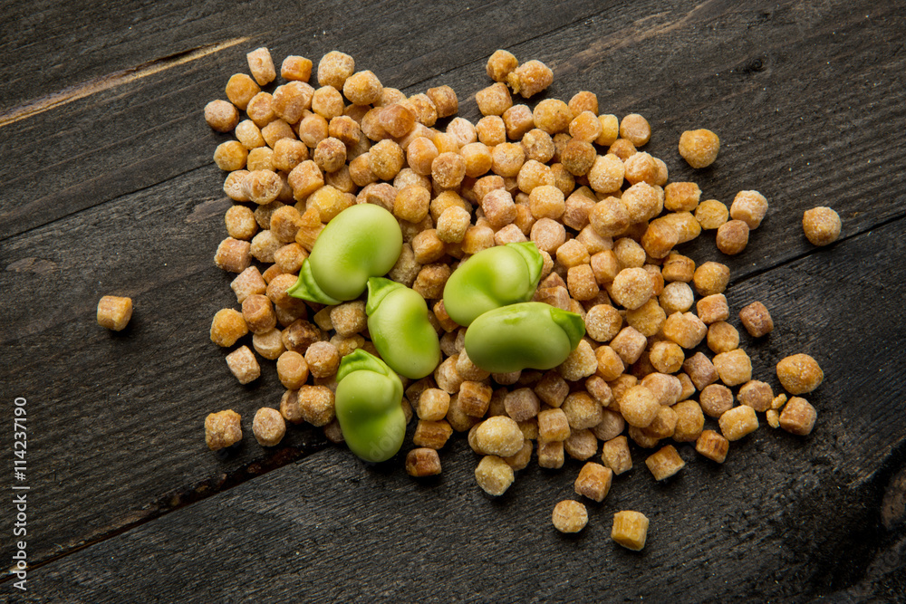 dettaglio di fave e fregola cruda della cucina tipica sarda e Italiana ...