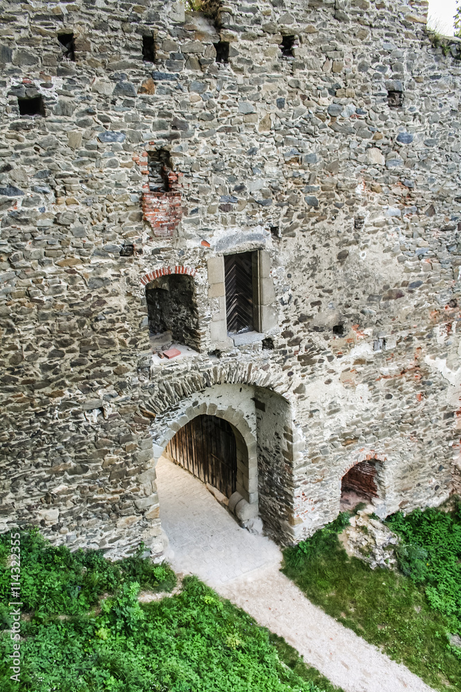 Path through an old gateway of a beautiful castle ruin Stock-Foto ...