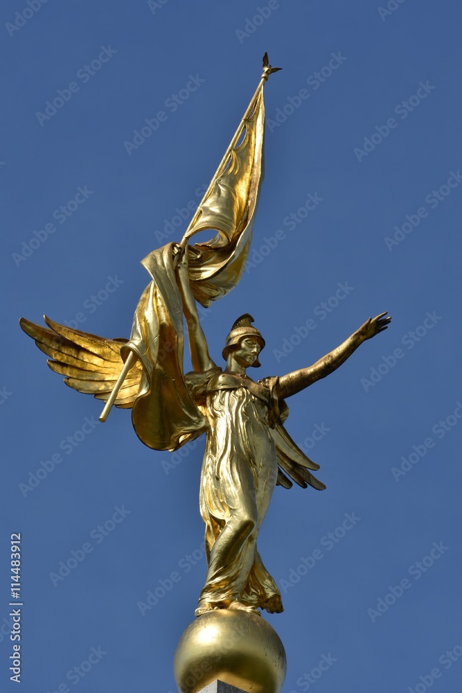 Gold winged Victory statue in World War I Memorial in Washington DC ...
