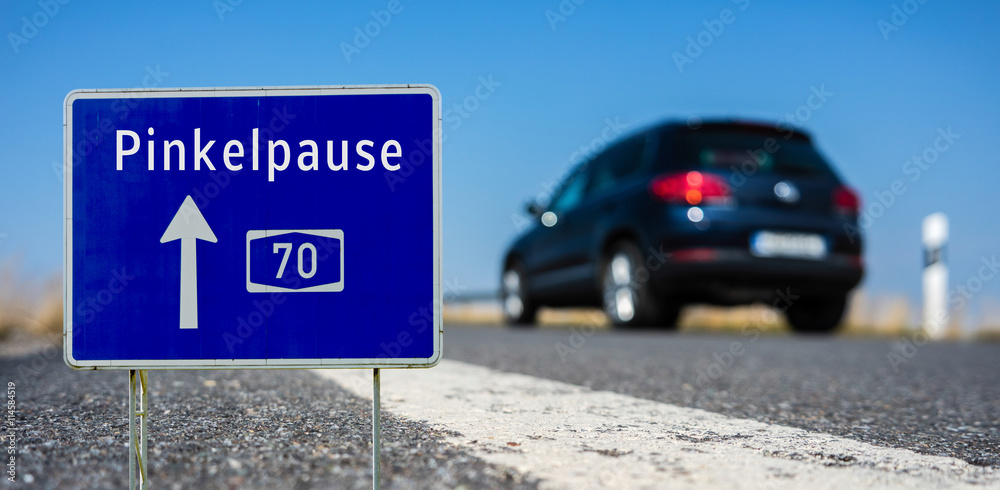 Autobahnschild Pinkelpause Stock-Foto | Adobe Stock