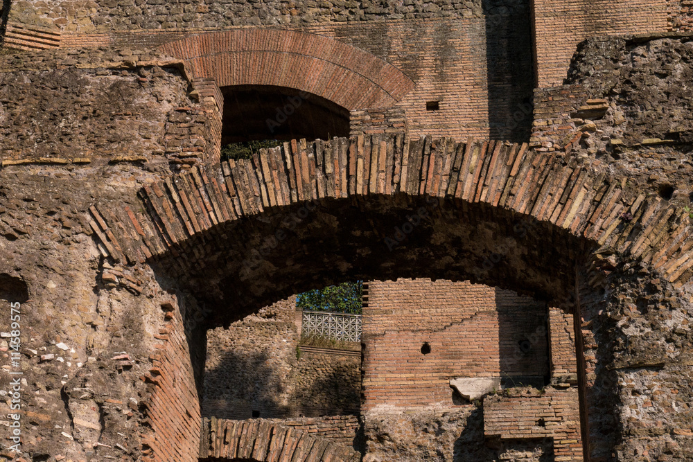Detailaufnahme Mauern und Rundbögen im Forum Romanum in Rom Stock Photo ...