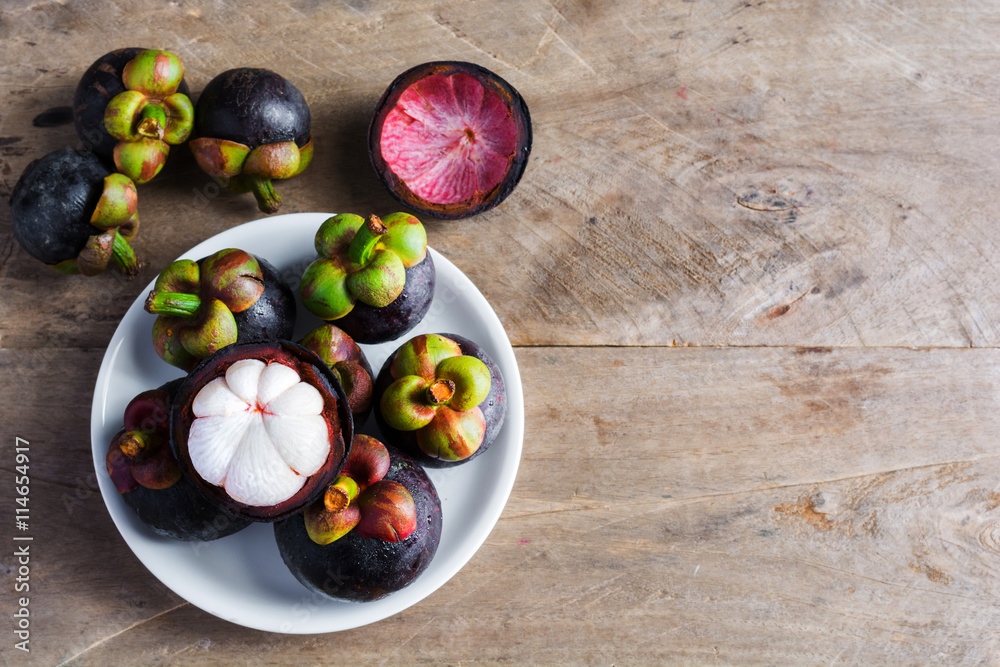 Mangosteen and cross section showing the thick purple skin and w Stock ...
