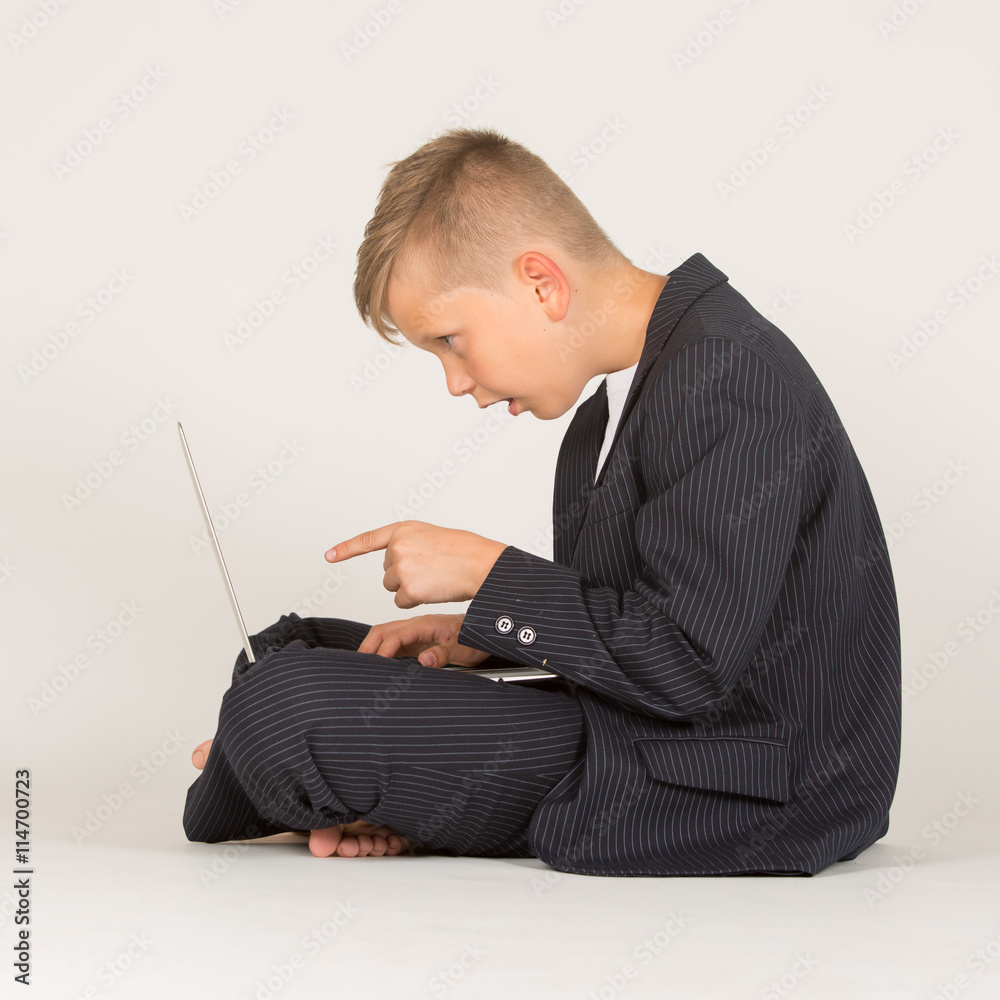 junger Mann / Kind sitzt am Pc Laptop und zeigt Emotionen / 4x4 Format ...