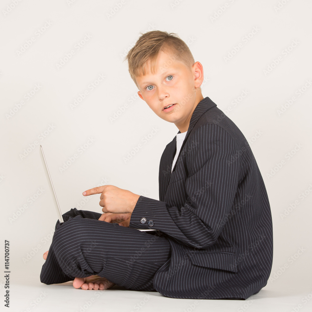 junger Mann / Kind sitzt am Pc Laptop und zeigt Emotionen / 4x4 Format ...