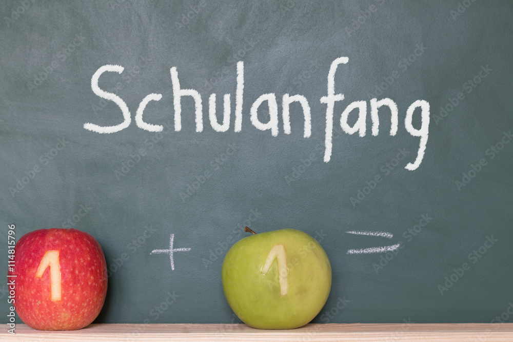 eine Tafel mit einem Text zur Einschulung und zwei Äpfel Stock Photo ...