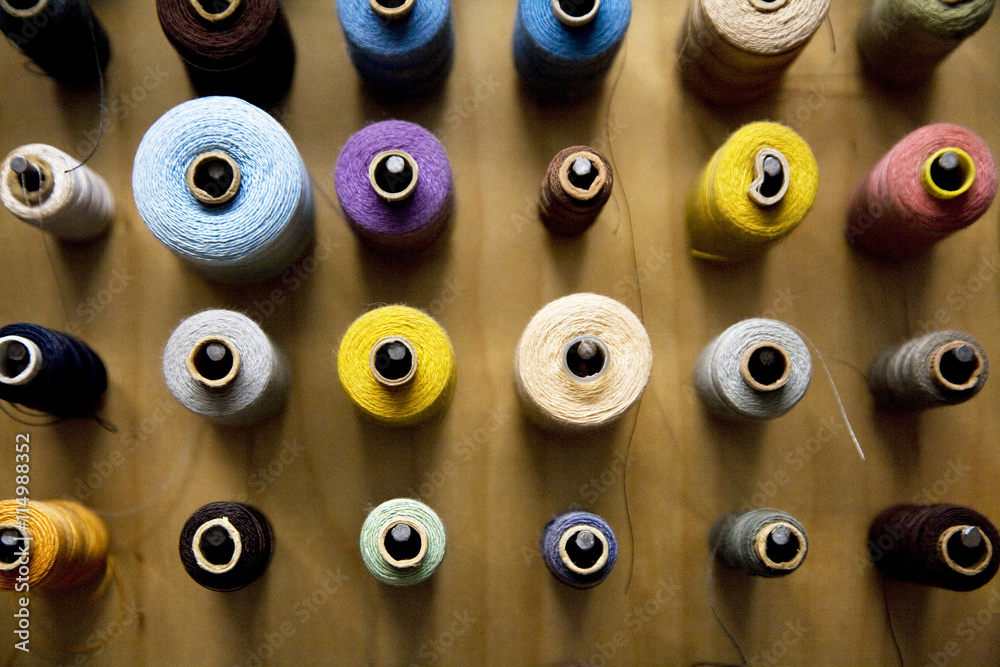 Garnspulen in der Schneiderei Stock-Foto | Adobe Stock