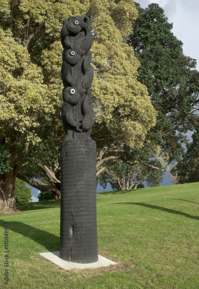 Foto de Maori carving style wood statue do Stock | Adobe Stock