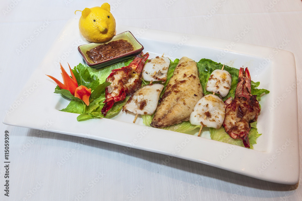 Foto de Lotus flower pot, Grilled fish, shrimps, prawns, fillet of sea ...